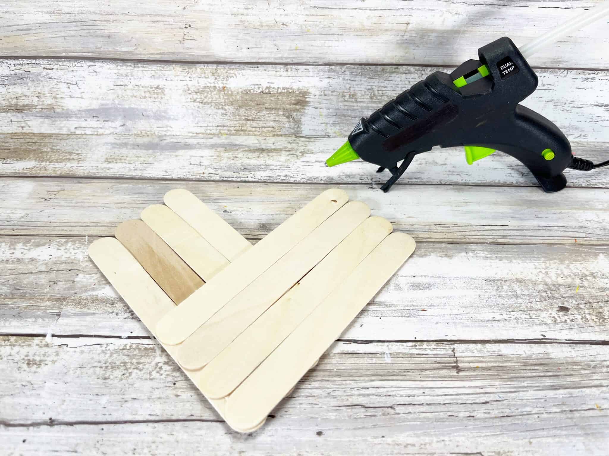 DIY Dollar Store Valentine's Day Heart Craft {with popsicle sticks!}