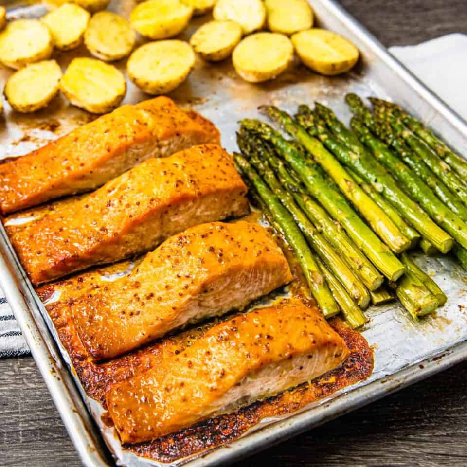 25 Quick and Easy Sheet Pan Dinners | 2025