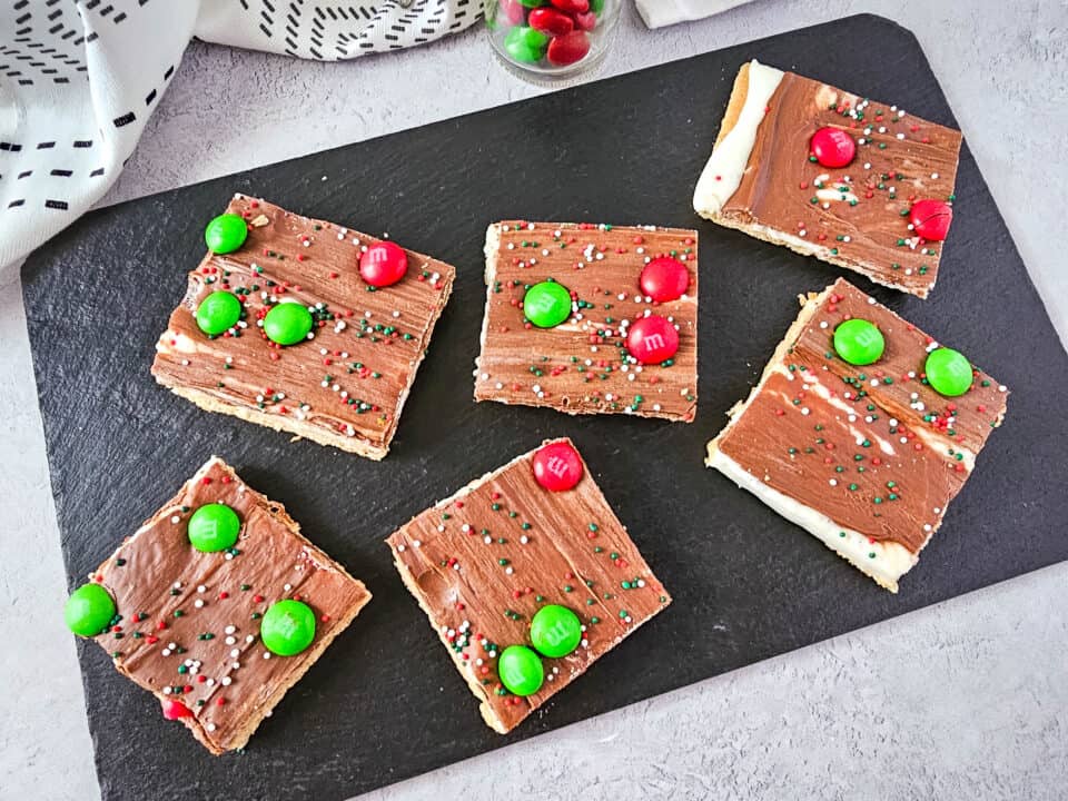 Christmas S'mores Graham Cracker Bark | The Mommyhood Club