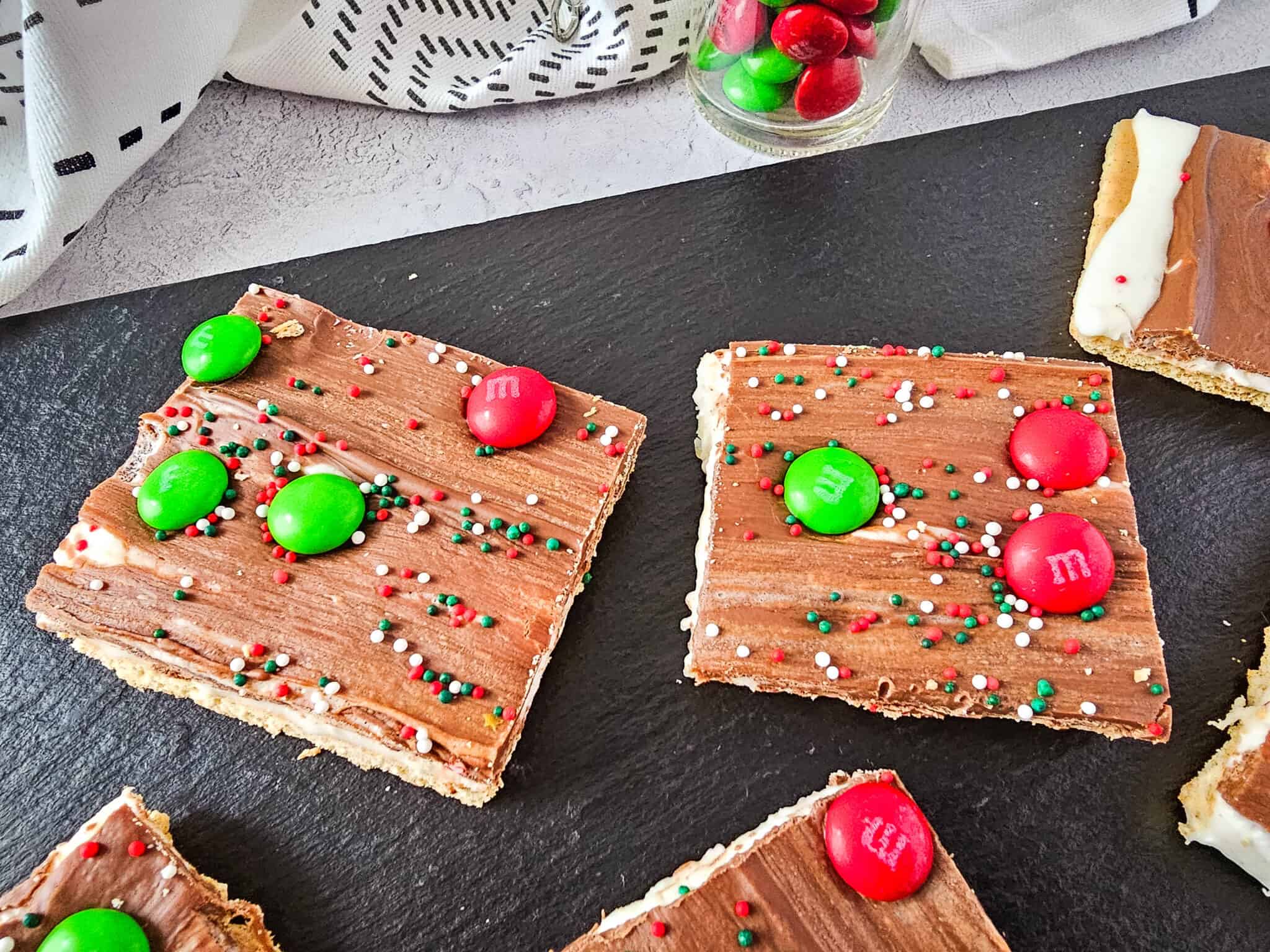 Christmas S'mores Graham Cracker Bark | The Mommyhood Club