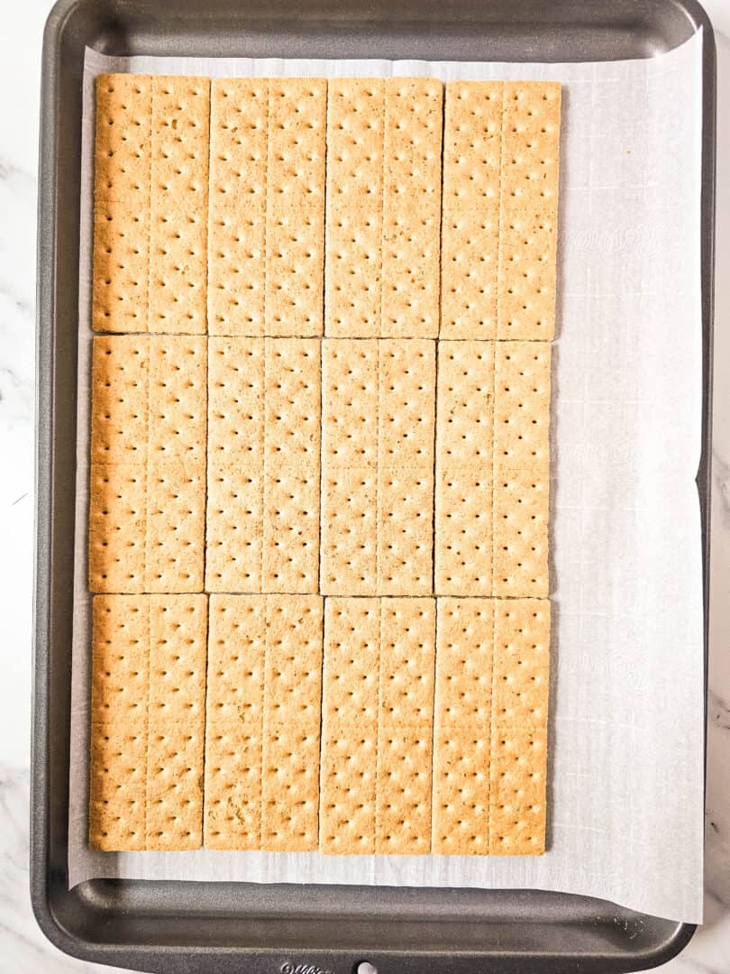 Christmas S'mores Graham Cracker Bark | The Mommyhood Club